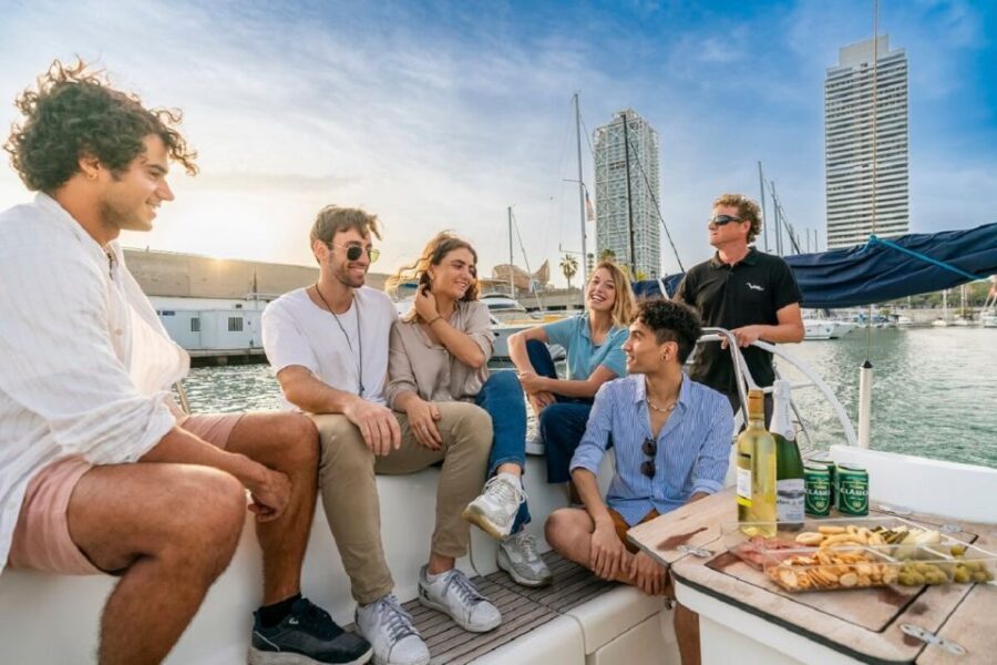 Barcelona: PRIVATE Sailing tour with open bar and snacks - Who is this tour for?