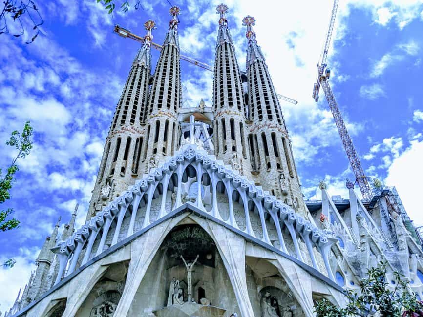 Barcelona: Sagrada Familia Guided Tour with Tickets - The Atmosphere and Logistics
