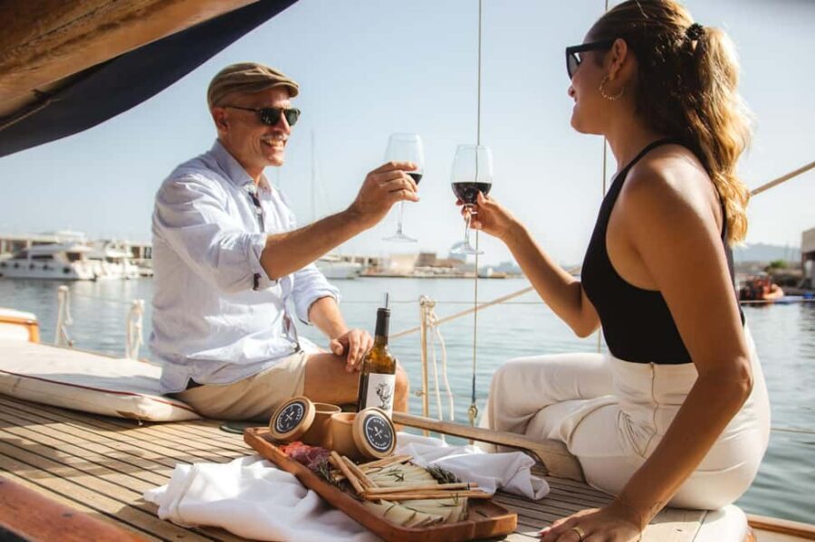 Barcelona: Sail trip with Wine&Cheese tasting and open bar - The itinerary in detail