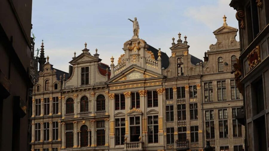 Brussels: Where Comics, Culture & Quirk Collide Walking Tour - Quirky Brussels: Manneken Pis and Fun Facts