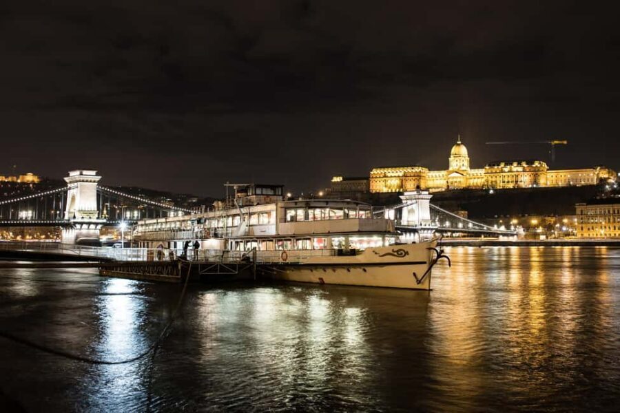 Budapest: Christmas and Holiday Danube Dinner Cruise - Navigating the Details