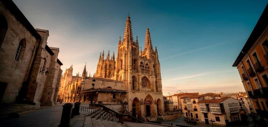 BURGOS From Madrid: VIP Guided tour & private Van - Walking Through Burgos’ Medieval Heart