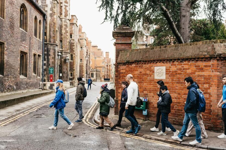 Cambridge: Alumni-led Walking Tour w/opt King's Chapel - The Inside Scoop: Access Inside King’s College Chapel