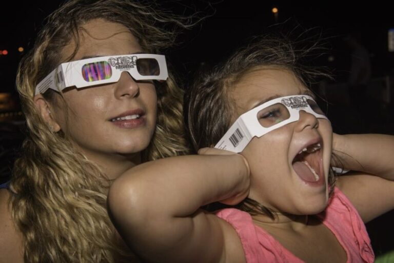 Chicago: Summer Fireworks Cruise with 3D Glasses and Music - The Itinerary in Detail