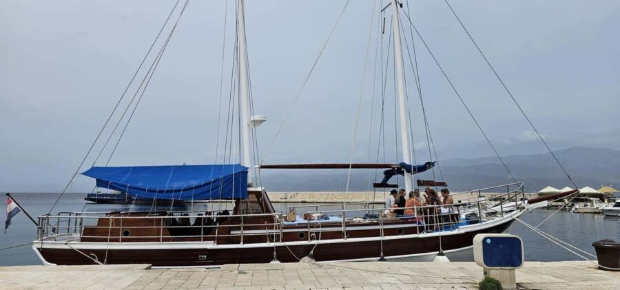 Daily boat trips - Full-Day Exploration: Crafting Moments of Relaxation and Adventure