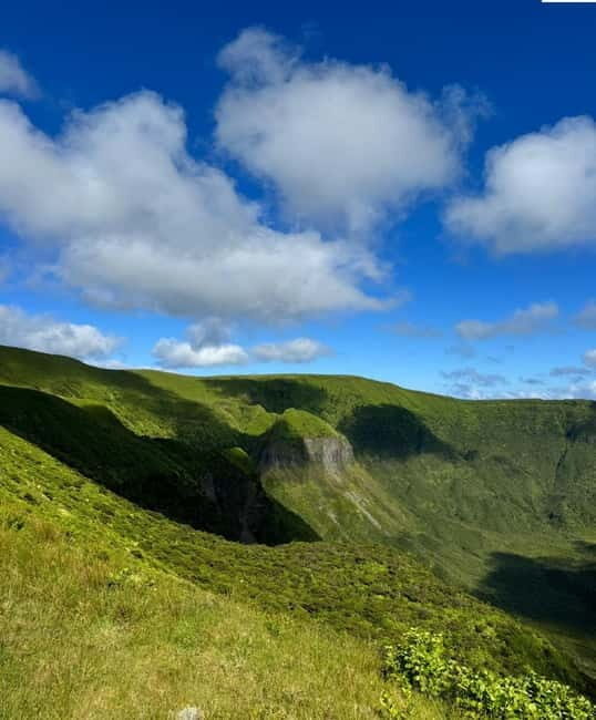 Faial Island: Caldeira Perimeter Hiking Tour PR04 - Detailed Breakdown of the Experience