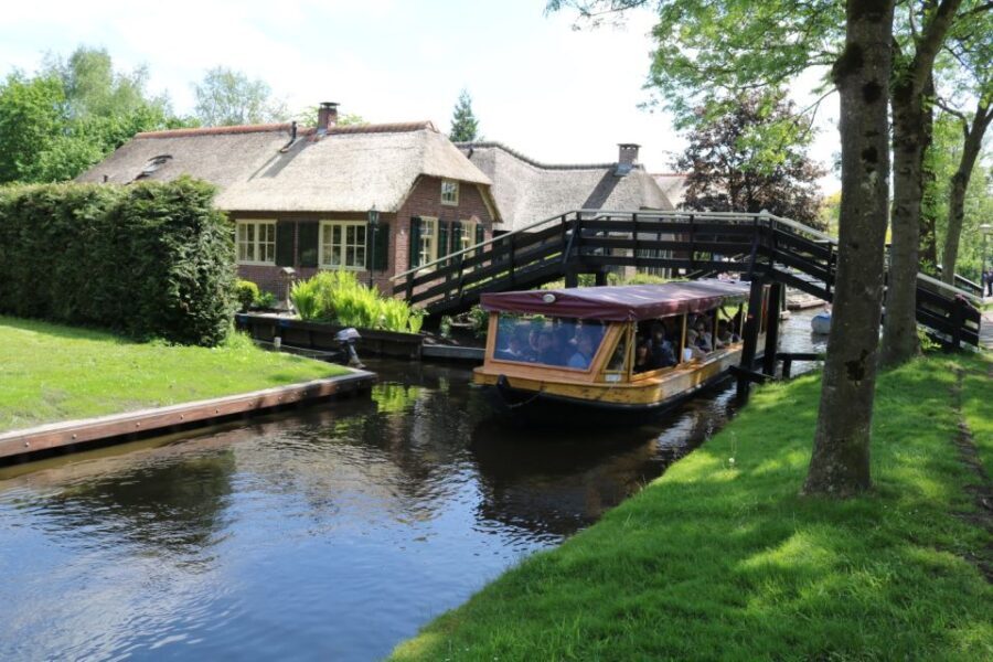 Giethoorn: Private Guided Canal Cruise with Coffee and Tea - Analyzing the Value