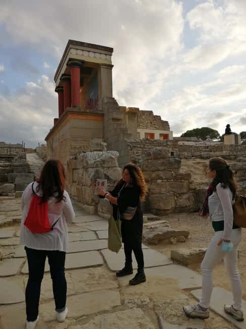 Guided visit of Knossos Palace in Spanish - The Details That Matter