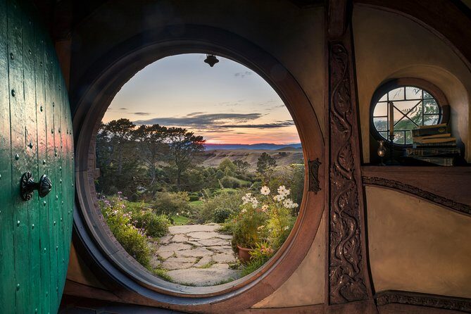 Hobbiton & Waitomo Caves Guided Tour from Auckland with Lunch - Picnic Lunch: Rest and Refuel