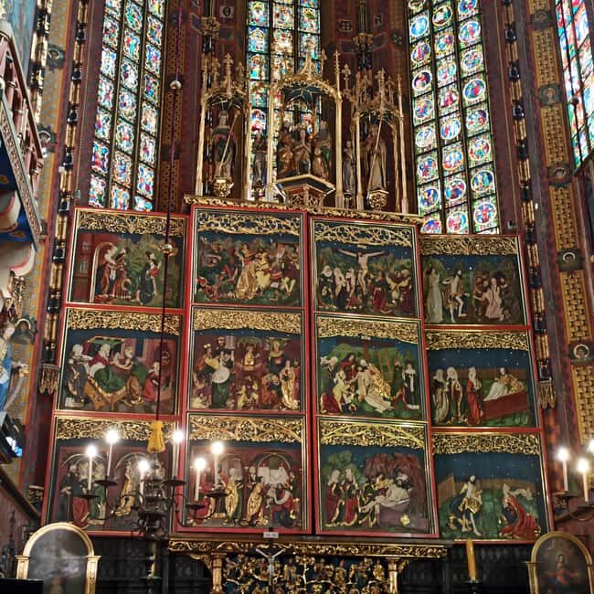 Krakow: Old Town Churches Walking Tour - The Architecture and Atmosphere