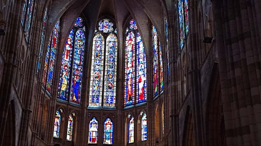 León Cathedral: tour with a local art historian - What to Expect During the Tour
