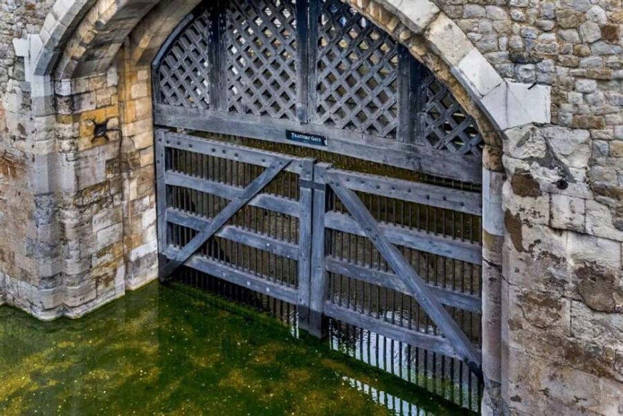 London: Tower of London and Crown Jewels Private Guided Tour - The Itinerary in Detail
