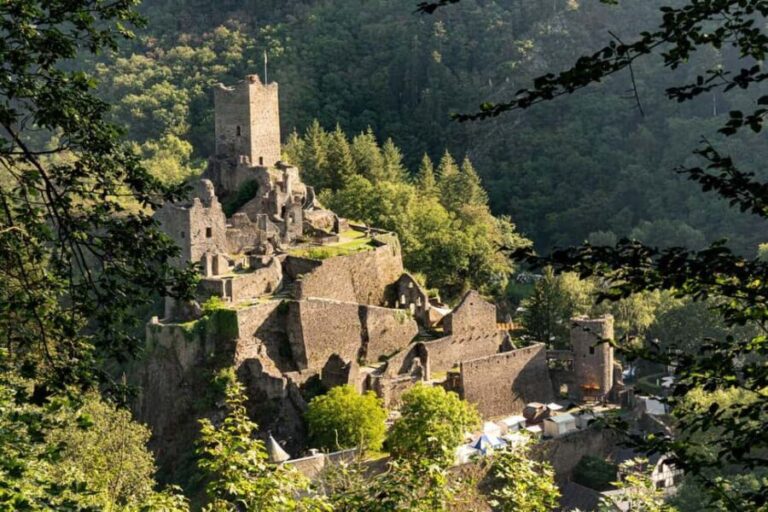 Manderscheid: Medieval guided tour of the Niederburg - An authentic stroll through the medieval world