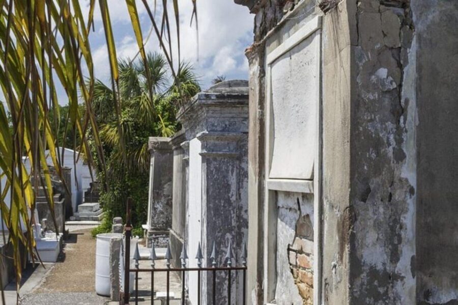 New Orleans: City and Cemetery Sightseeing Tour - Exploring the French Quarter and Garden District