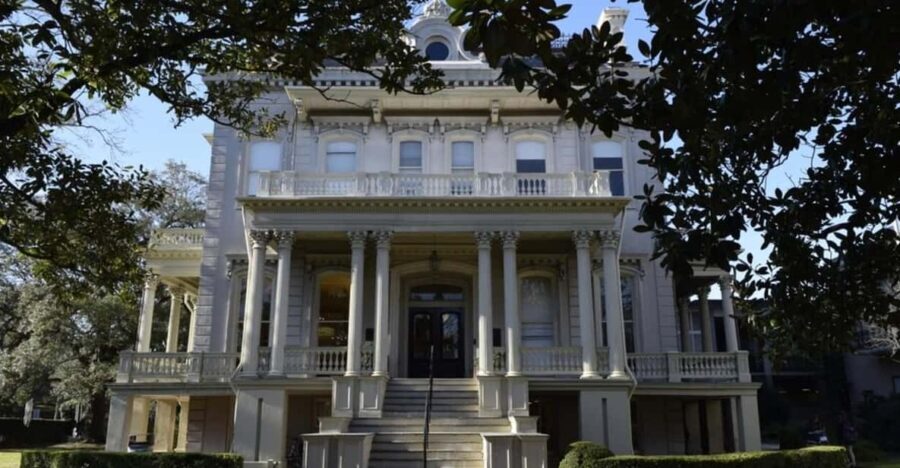New Orleans: Garden District Walking Tour - What to Expect: A Balanced Look at History and Beauty