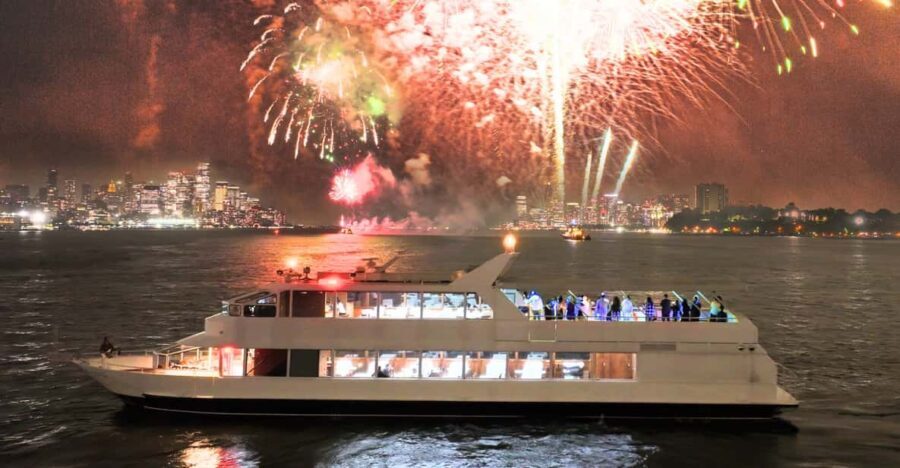 NYC: New Year's Eve Dinner Cruise with Music and Open Bar - What Travelers Should Know