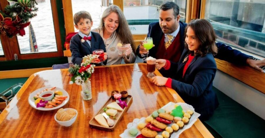NYC: Sightseeing Holiday Cruise with Drink - Navigating the Itinerary and Experience