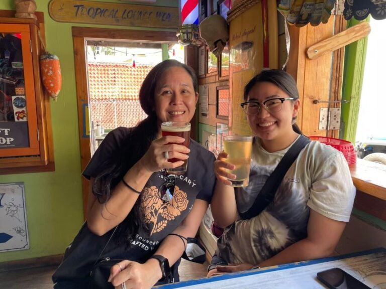 Oahu: Sips & Secrets of Hawaii Pub Crawl - An Entertaining and Educational Pub Crawl