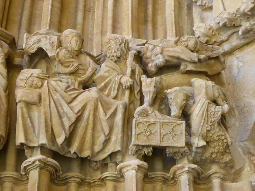 Pamplona: Olite and Ujué Guided Tour with Snack - Strolling the Medieval Streets of Olite