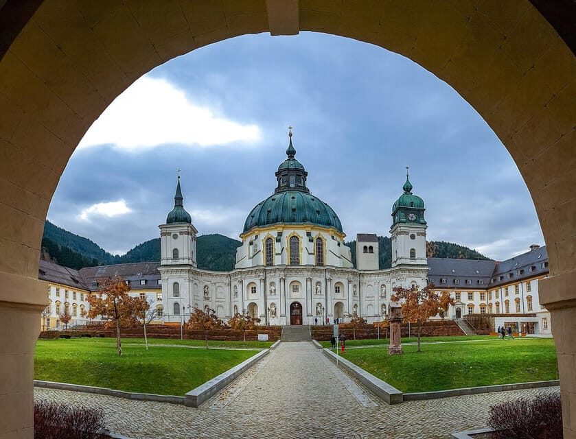 Private driver: Munich to Neuschwanstein, Linderhof & Ettal - A Closer Look at the Bavarian Highlights
