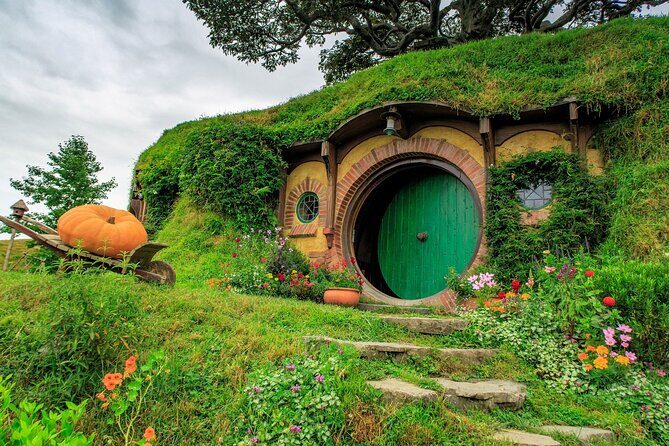 Private Hobbiton & Waitomo glowworm cave Day Trip from Auckland - Detailed Breakdown of the Itinerary