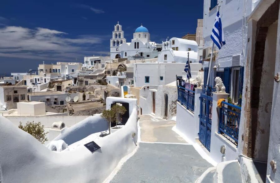 Santorini: Oia Walking Tour and Lighthouse Sunset with Wine - Exploring the Itinerary: From Oia’s Cliffs to Lighthouse Sunsets