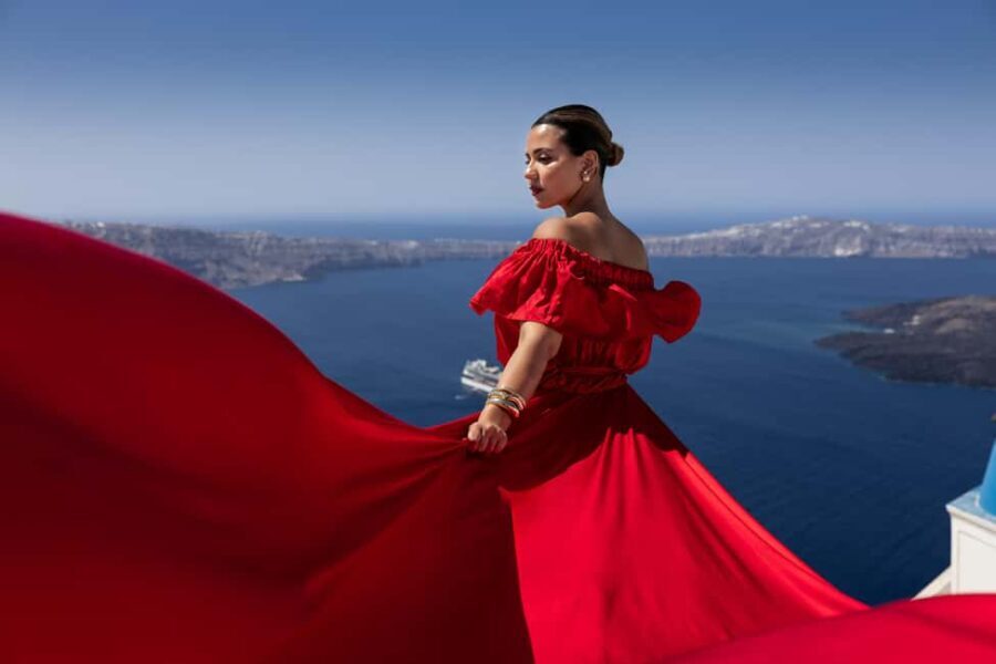 Santorini: Private Flying Dress Photoshoot Iconic Locations - What Makes This Photoshoot Stand Out?