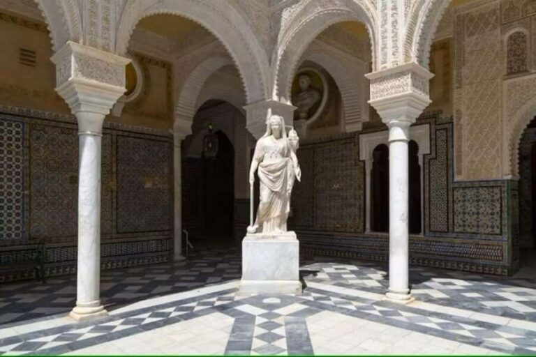 Seville: Guided Tour of Noble Houses and Grand Gardens - Exploring the Palaces: What to Expect