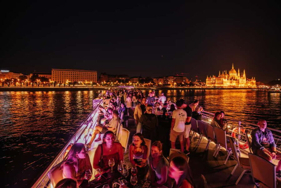 Sparty Boat with Unlimited Drinks and live DJ - A Deep Dive into the Experience