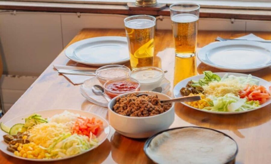 Stockholm: All-You-Can-Eat Shrimp/Tacos Cruise & Cover band - Who Will Love This Experience?