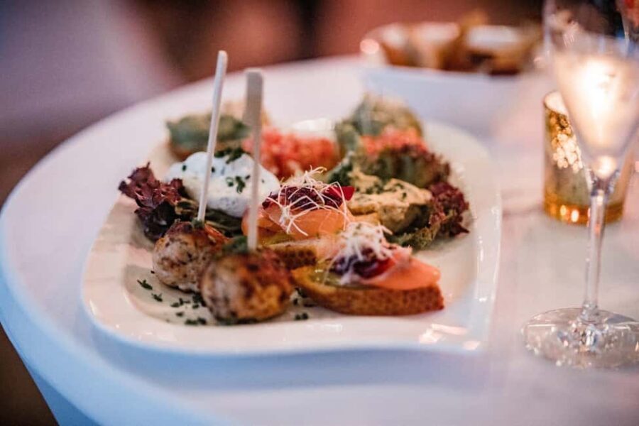 Stuttgart: Valentine's Day Candlelight Dinner - Why This Tour Works Well