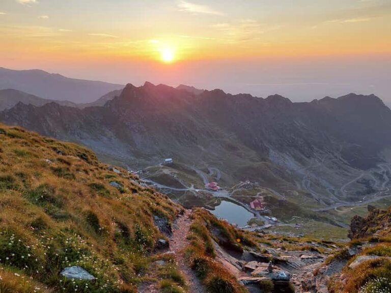 Sunset Hike on Transfgran: Buteanu & Capra glaciary lake - A Detailed Look at the Experience