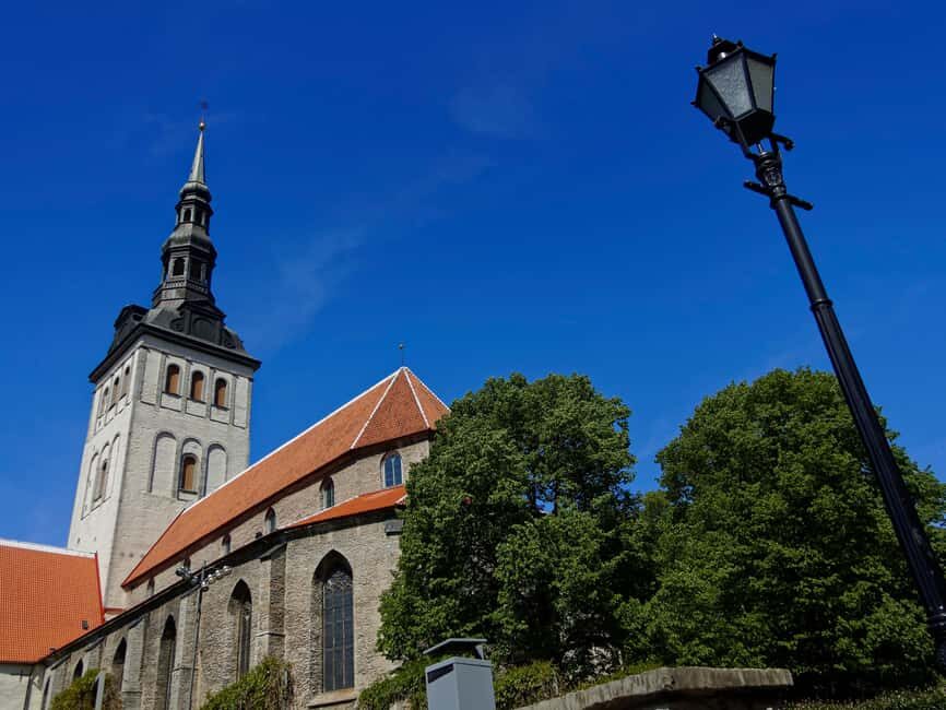Tallinn Classic: Old Town and Kadriorg District Guided Tour - Kadriorg District: Baroque Beauty and Wooden Villas