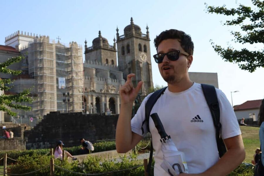 The Soul of Porto: Walking Tour with Food and Wine Tasting - The Guides Make the Difference
