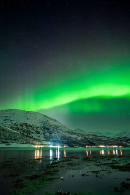 Tromsø: Northern lights in a minibus, including photos and a warm meal! - What Makes This Tour Stand Out?