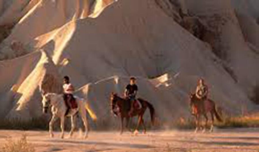 Valley Photoshoot: Classic Car, Running Horse & Makeup Gift - Who Will Love This Experience?