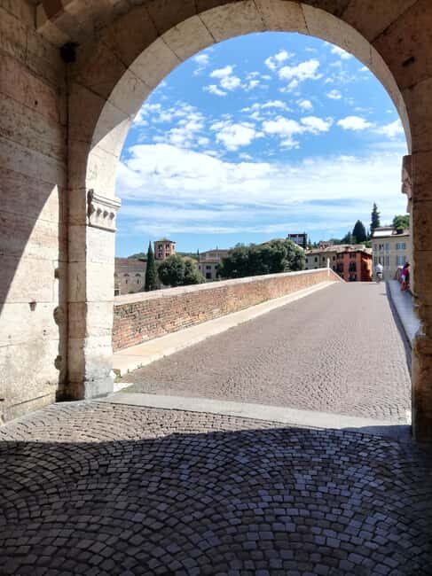 Verona Highlights Small Group Tour With an Expert Guide - The Value of a Guided Small Group Tour