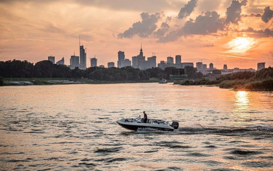 Warsaw: Sunset Vistula Cruise - 80s Vibes, Music & Prosecco - What to Expect During the Cruise