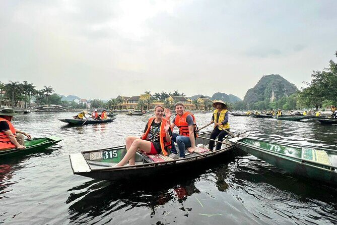 1 Day Luxury Day Tour in Hoa Lu, Tam Coc & Mua Cave - Visiting Hoa Lu: The Bastion of Vietnam’s Early Kings