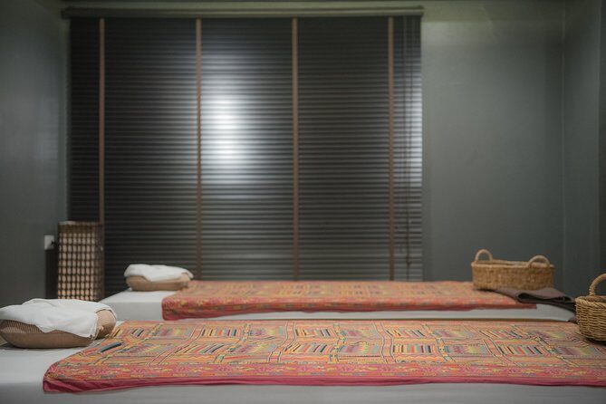 1 Hour Upper Relaxing with Balm or Oil - Free Transportation - The Value of the Experience