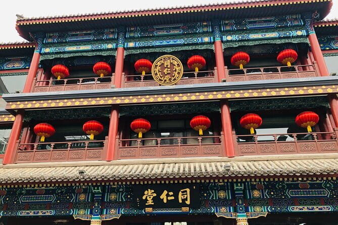 2-Hour Private Hutong Waking Tour with Peking Duck - The Guide and Atmosphere