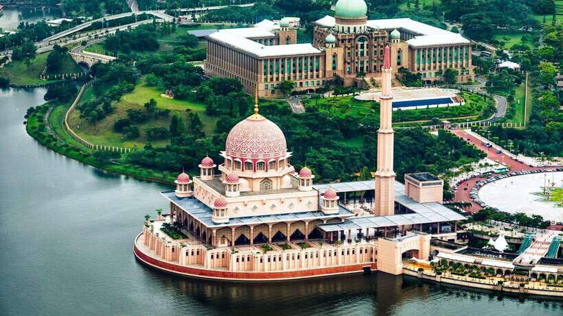 3D2N Kuala Lumpur, Batu Caves, Genting & Putrajaya Tour - Day 2: Iconic Landmarks and Mountain Escape