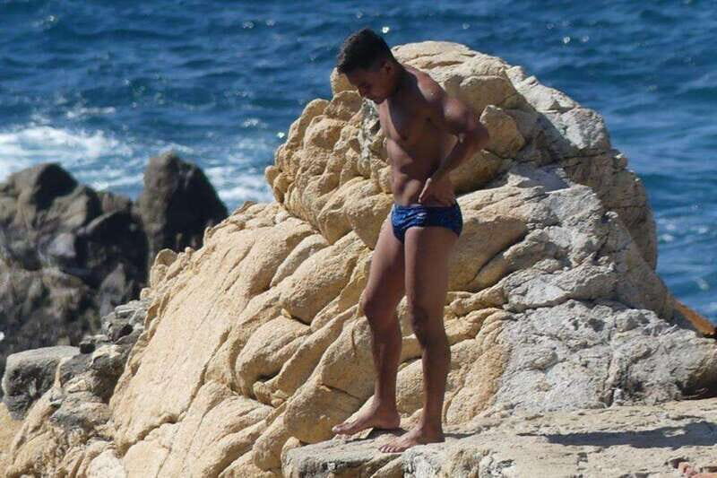 -Acapulco: Cliff Divers at La Quebrada with Lunch and Drinks - Enjoying lunch and drinks with a view