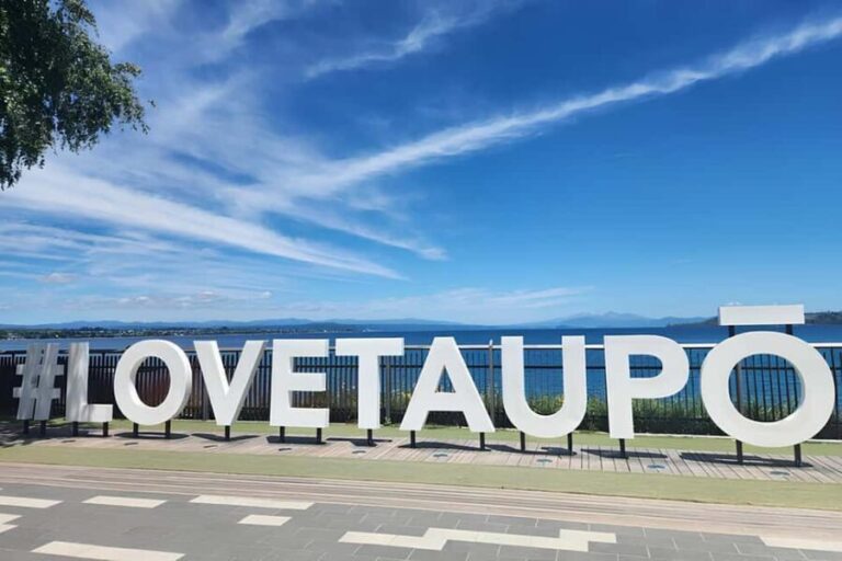 Auckland: Rotorua, Taupo, Waiotapu & Huka Falls Private Trip - The Highlights: Geothermal Wonders & Scenic Lakes