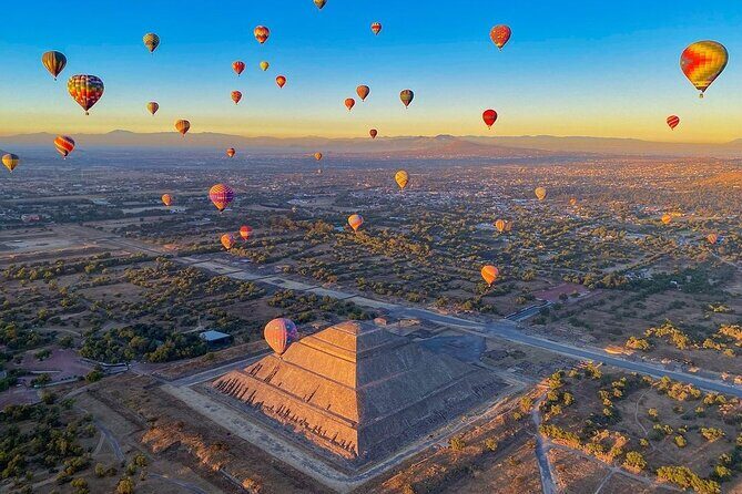 Balloon flight + Breakfast in cave + Pyramids + Pick up CDMX. - What Makes This Tour Stand Out?
