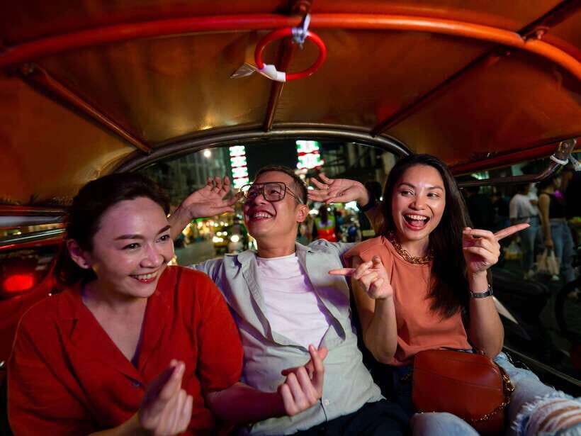 Bangkok: Evening Tour with Wat Arun, Wat Pho & Tuk Tuk Ride - Visiting Wat Pho & Wat Arun