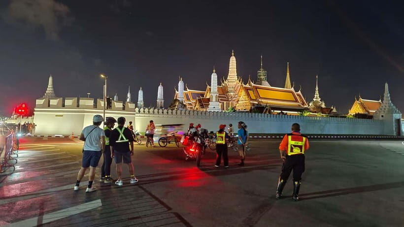 Bangkok: Night Cycling Adventures - Gliding Past the Grand Palace and Phra Kan Fortress