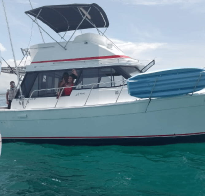 Bay tour: Private Boat Tour with Snorkeling and Fishing - Snorkeling at Playa Manzanillo: Underwater Beauty Close Up
