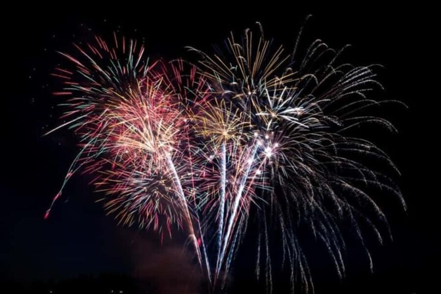 Board from Waikiki Beach: Friday Night Fireworks sail - An In-Depth Look: What This Tour Offers