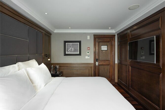 Boss Cruise 2-day Explore Halong and Lan Ha Bay from Hanoi - Sunset and Evening: Dining and Entertainment